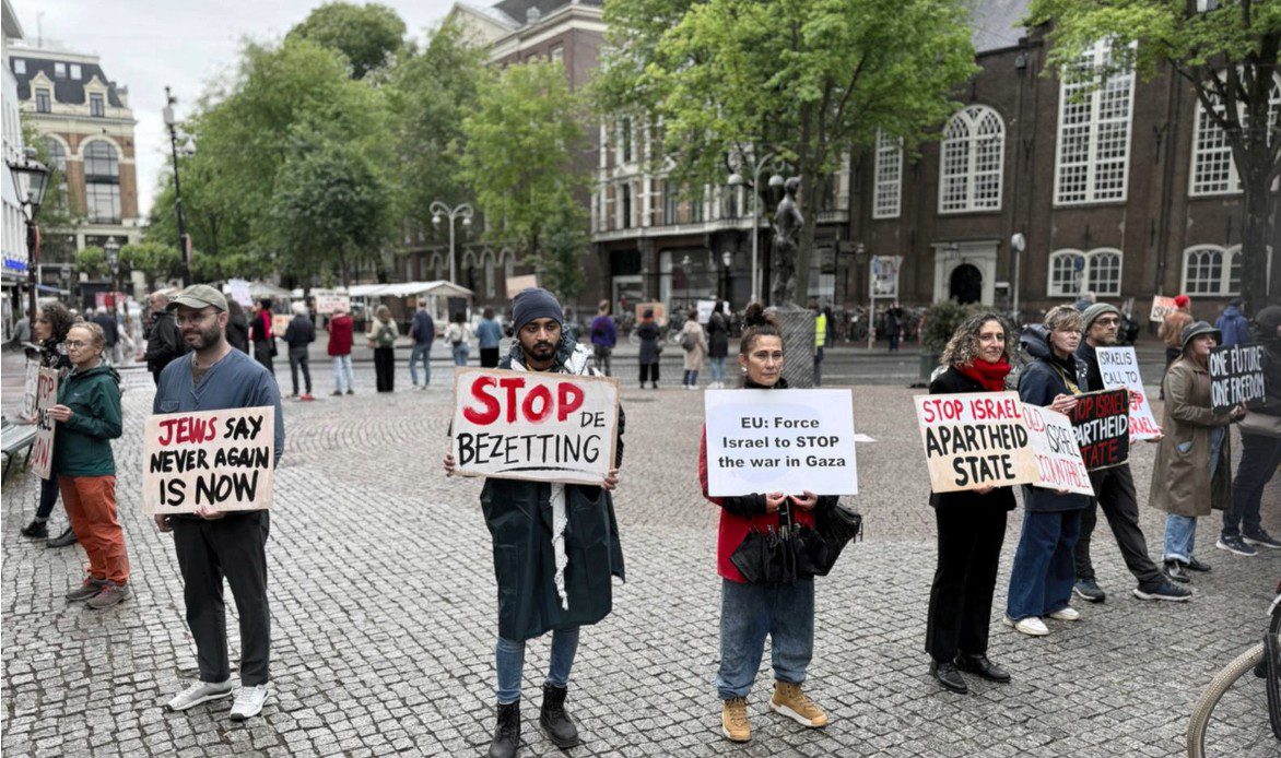 Zondag 1 juni om 17:00 uur, protest op het Spuiplein (het Lieverdje) in ...